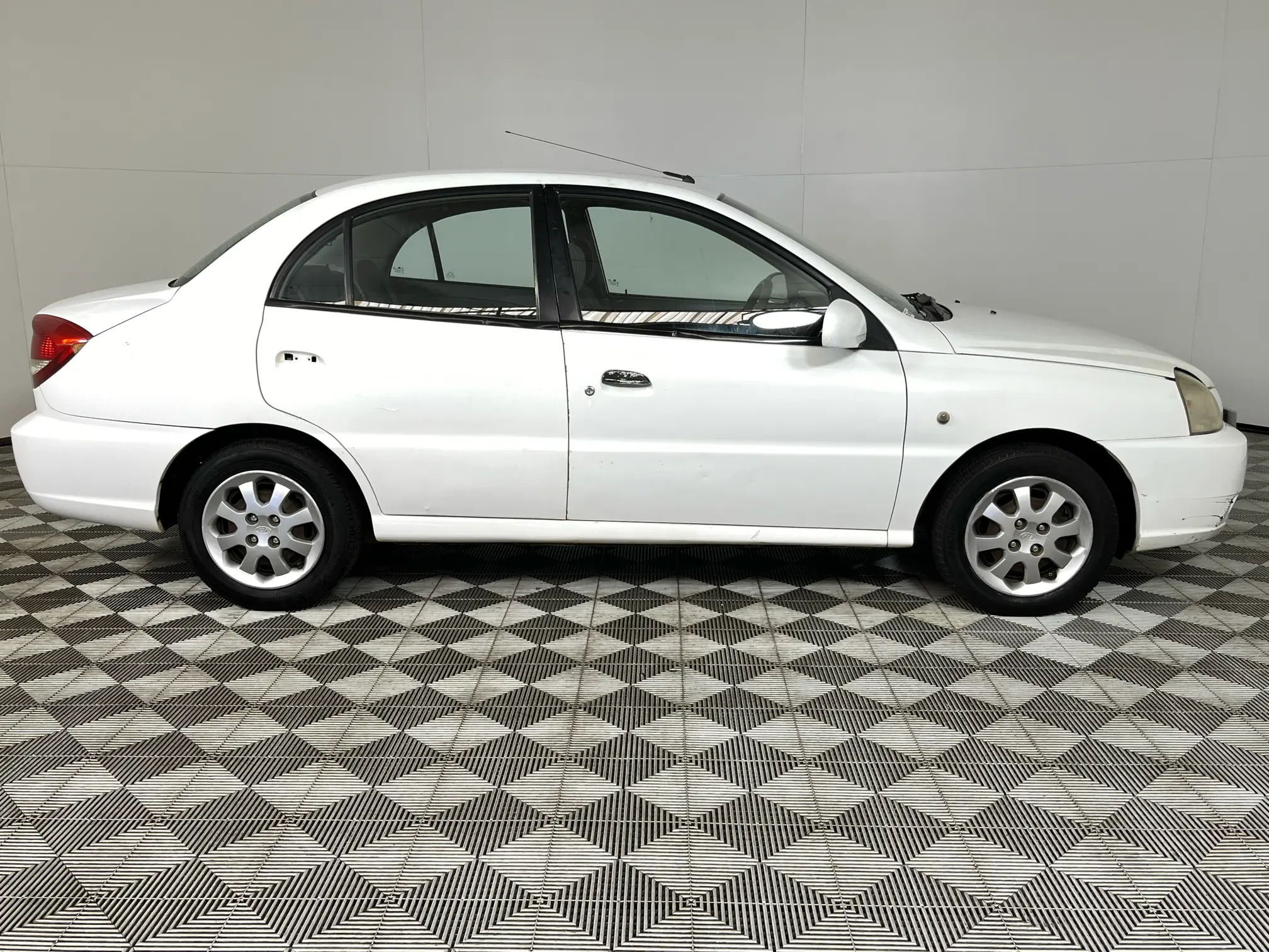 Used 2004 KIA RIO 1.5 4-Door for sale | WeBuyCars