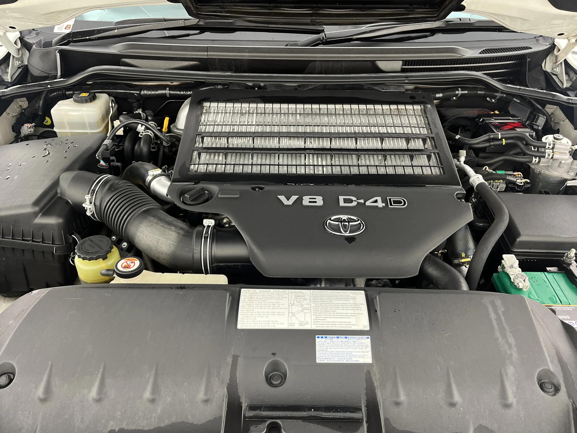 Toyota Land Cruiser 200 VX-R V8 TD Auto for sale in Gauteng ...
