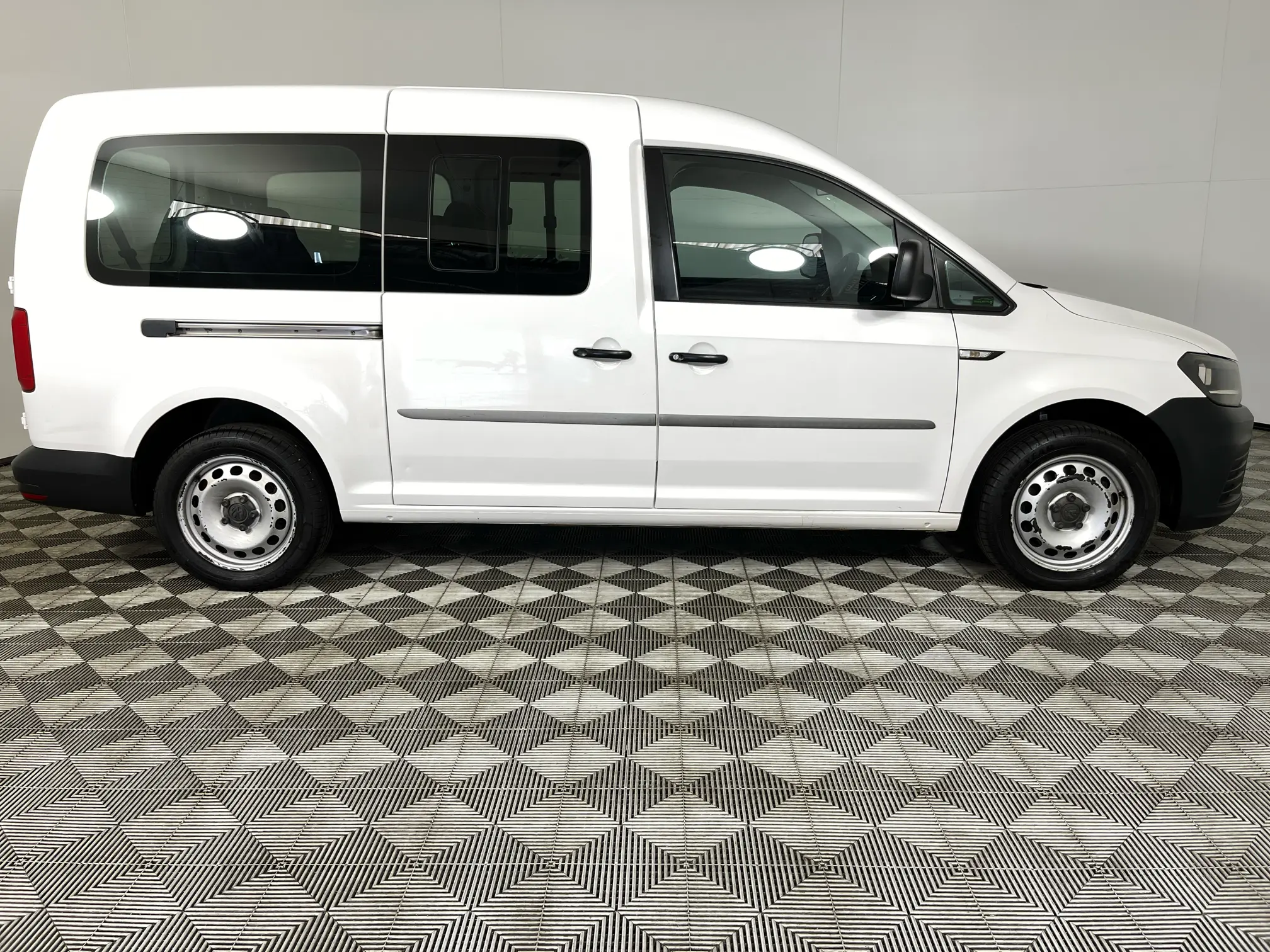 Used 2019 Volkswagen Caddy Caddy4 Maxi Crewbus 2.0 TDI DSG for sale ...