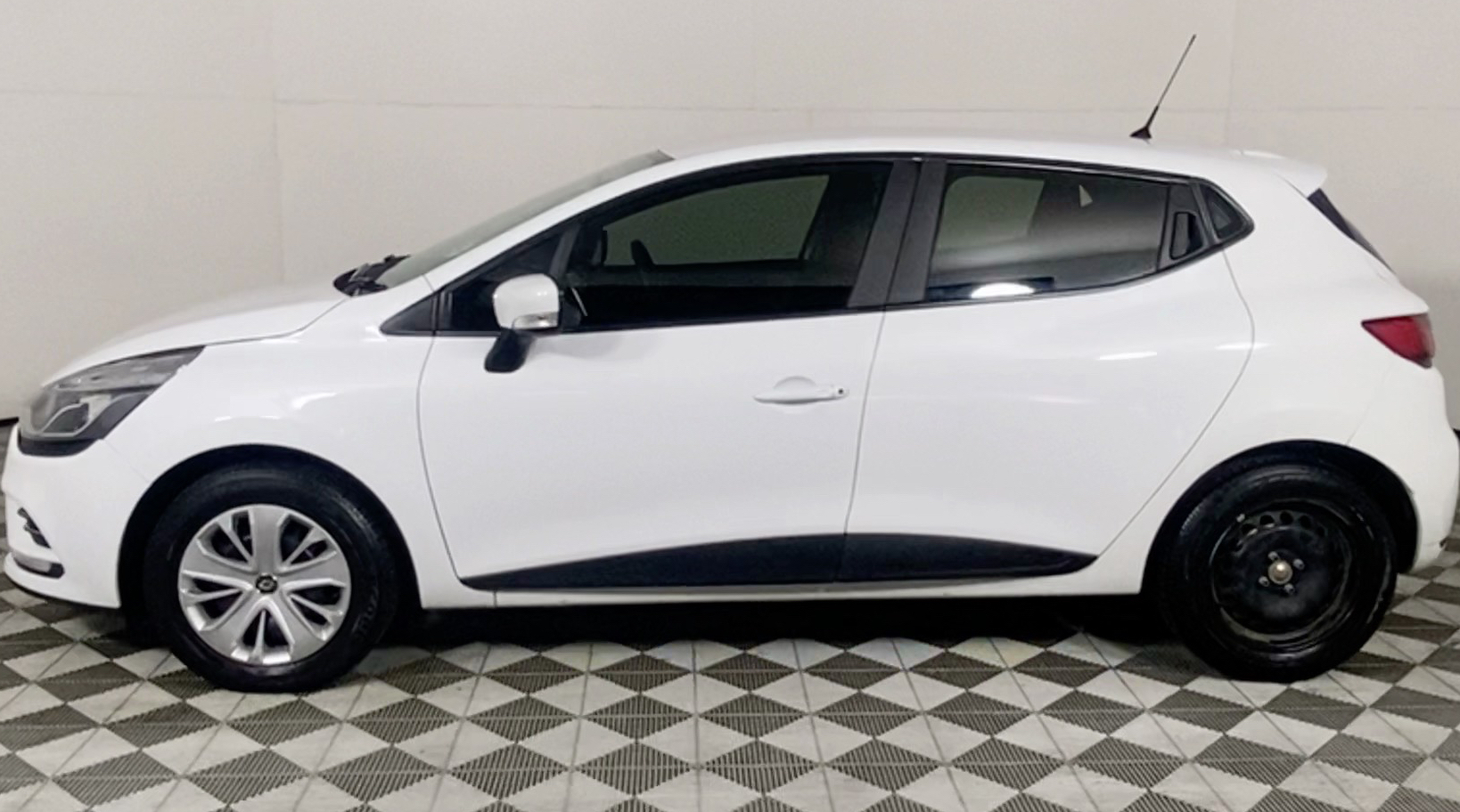 Used 2019 Renault Clio IV 900t Authentique 5-Door (66 KW) for sale ...