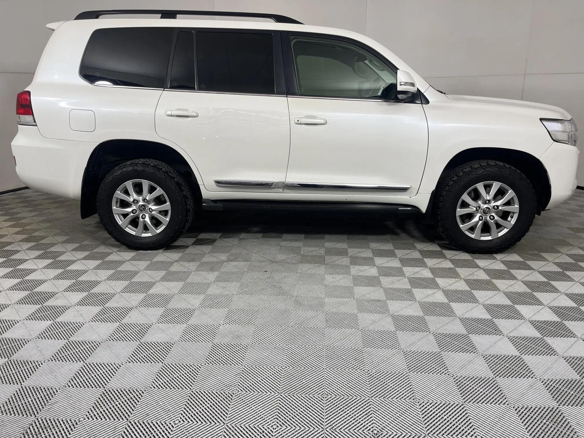 Toyota Land Cruiser 200 VX-R V8 TD Auto for sale - R 925 900 | Carfind ...