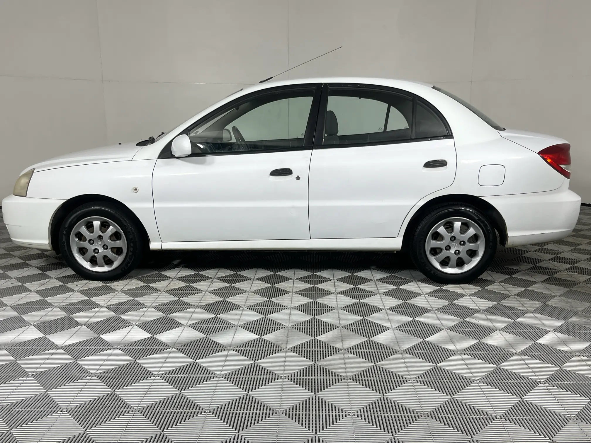 Used 2004 KIA RIO 1.3 4-Door for sale | WeBuyCars