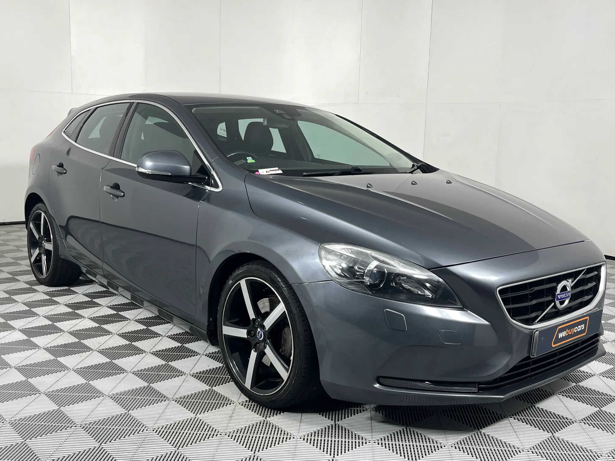 Used 2014 Volvo V40 T4 Excel Powershift for sale | WeBuyCars