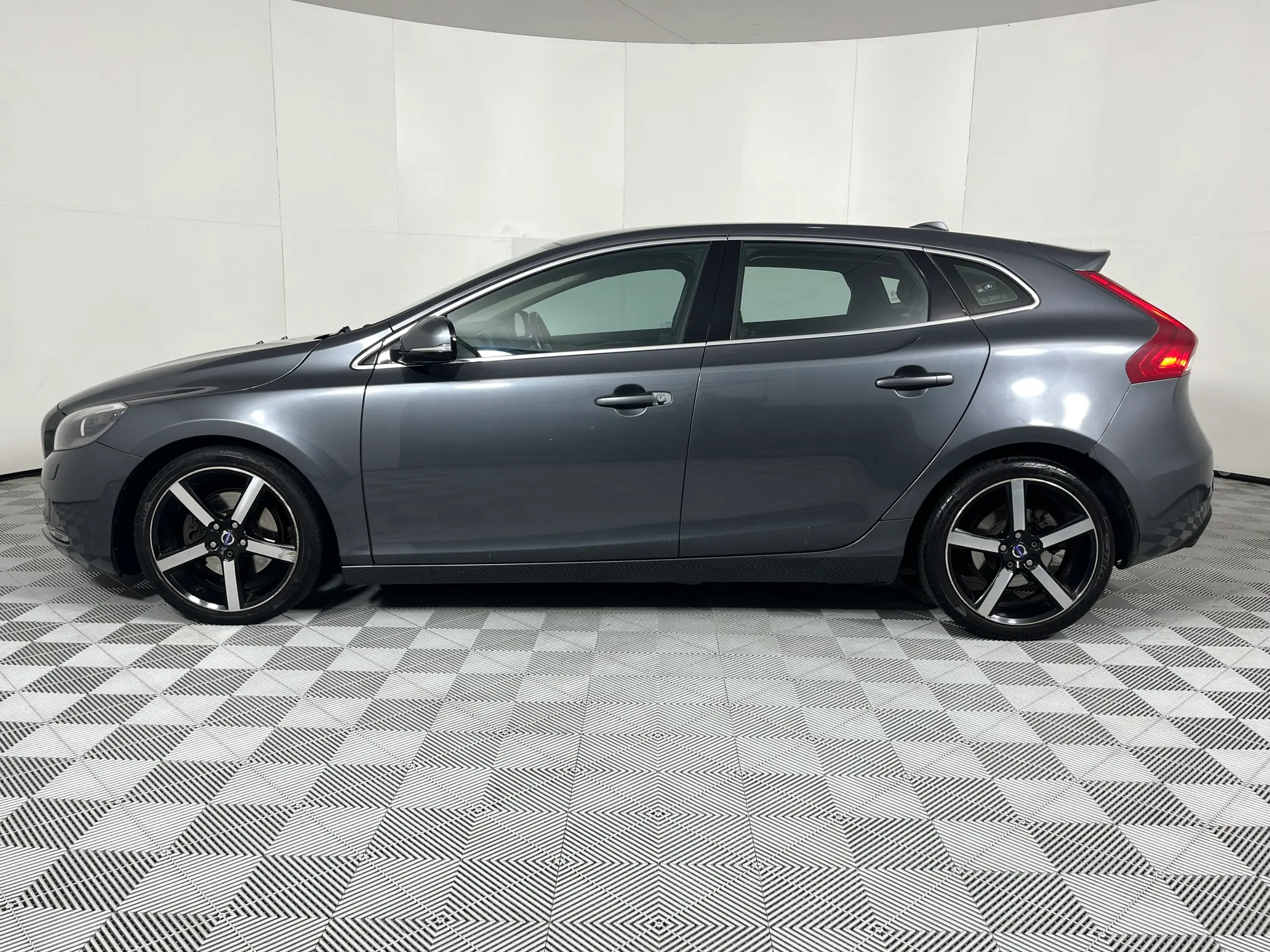 Used 2014 Volvo V40 T4 Excel Powershift for sale | WeBuyCars