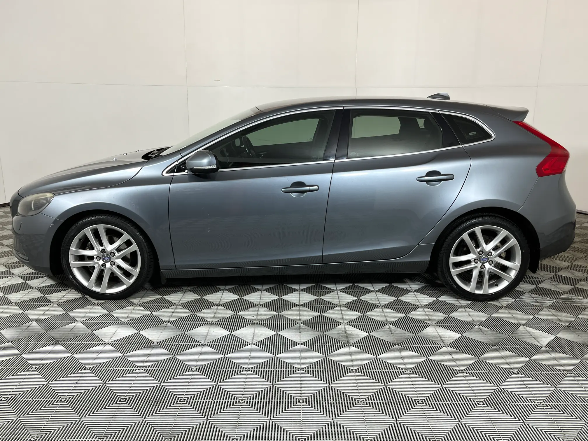 Used 2014 Volvo V40 T4 Excel Powershift for sale | WeBuyCars