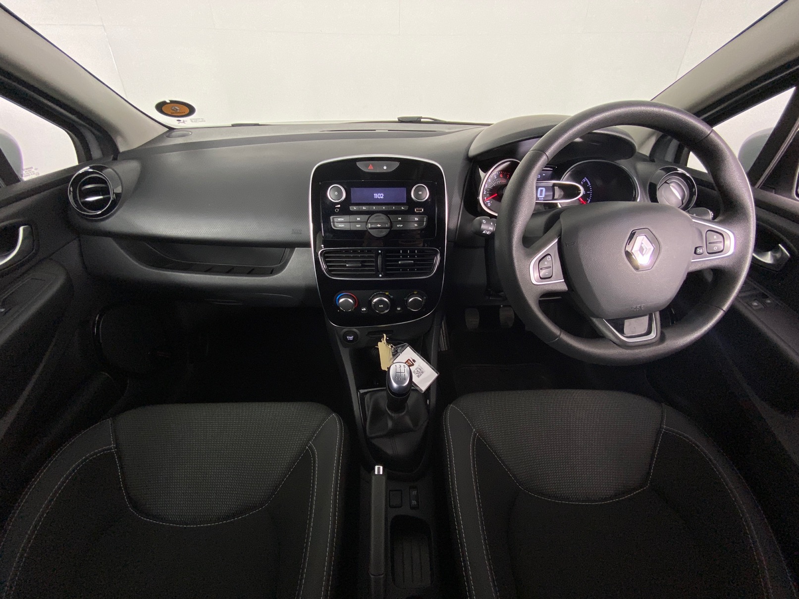 Used 2018 Renault Clio IV 900t Authentique 5-Door (66 KW) for sale ...