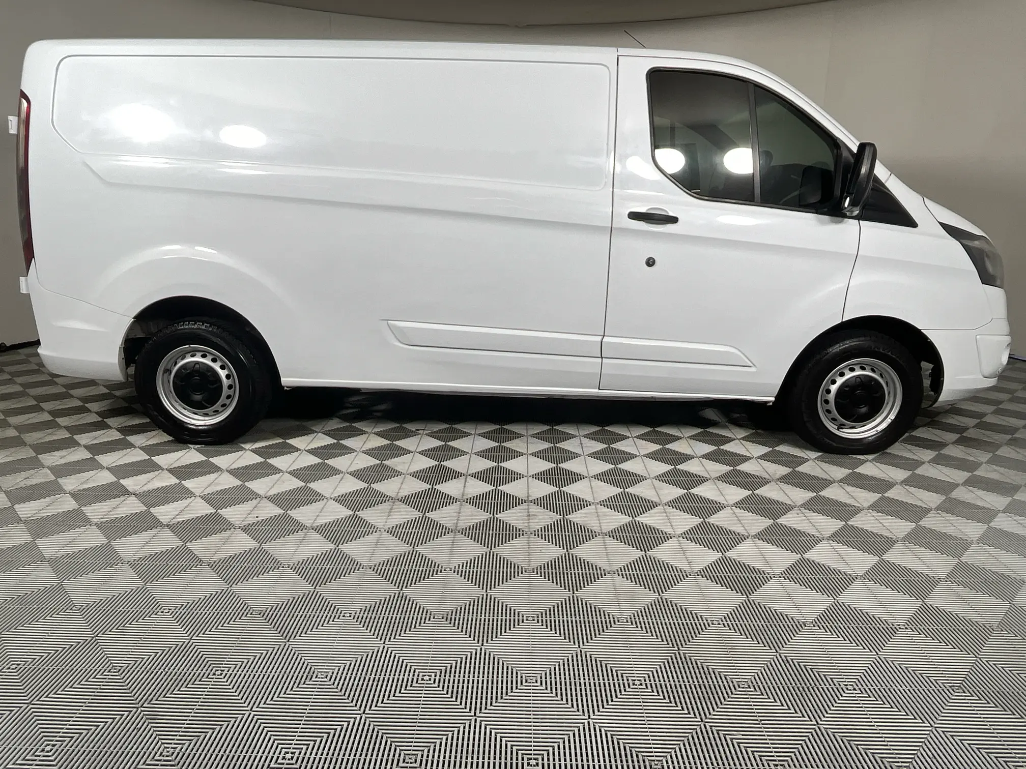 Used 2018 Ford Transit Custom 2.2tdci Ambiente LWB Panel Van for sale ...