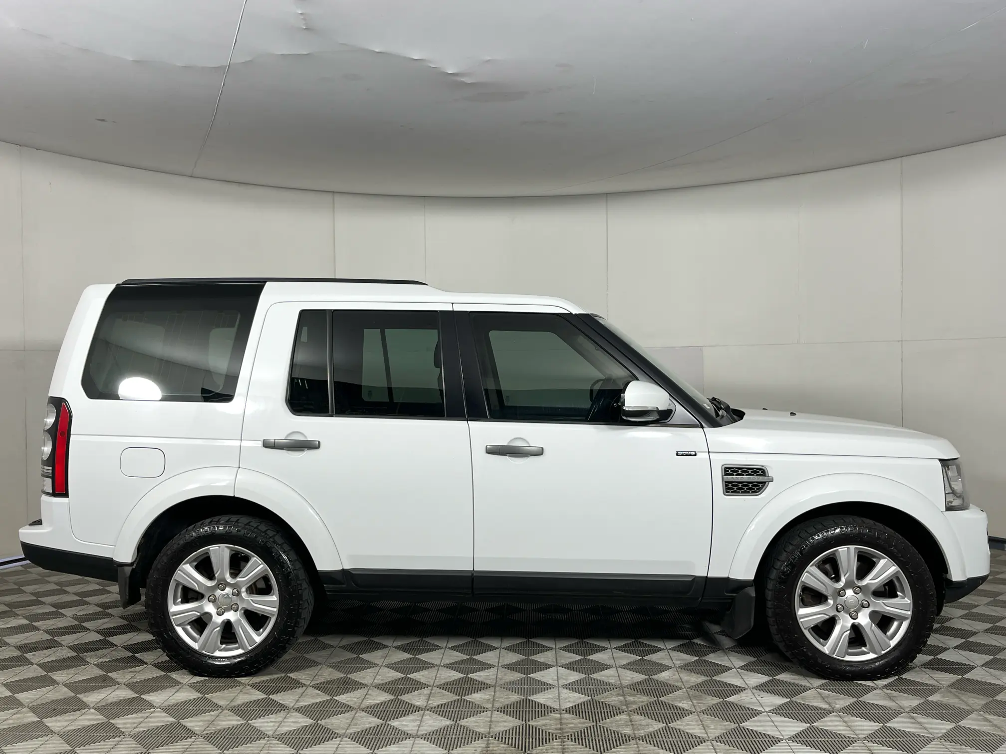 Used 2015 Land Rover Discovery 4 3.0 Td/sd V6 SE for sale | WeBuyCars