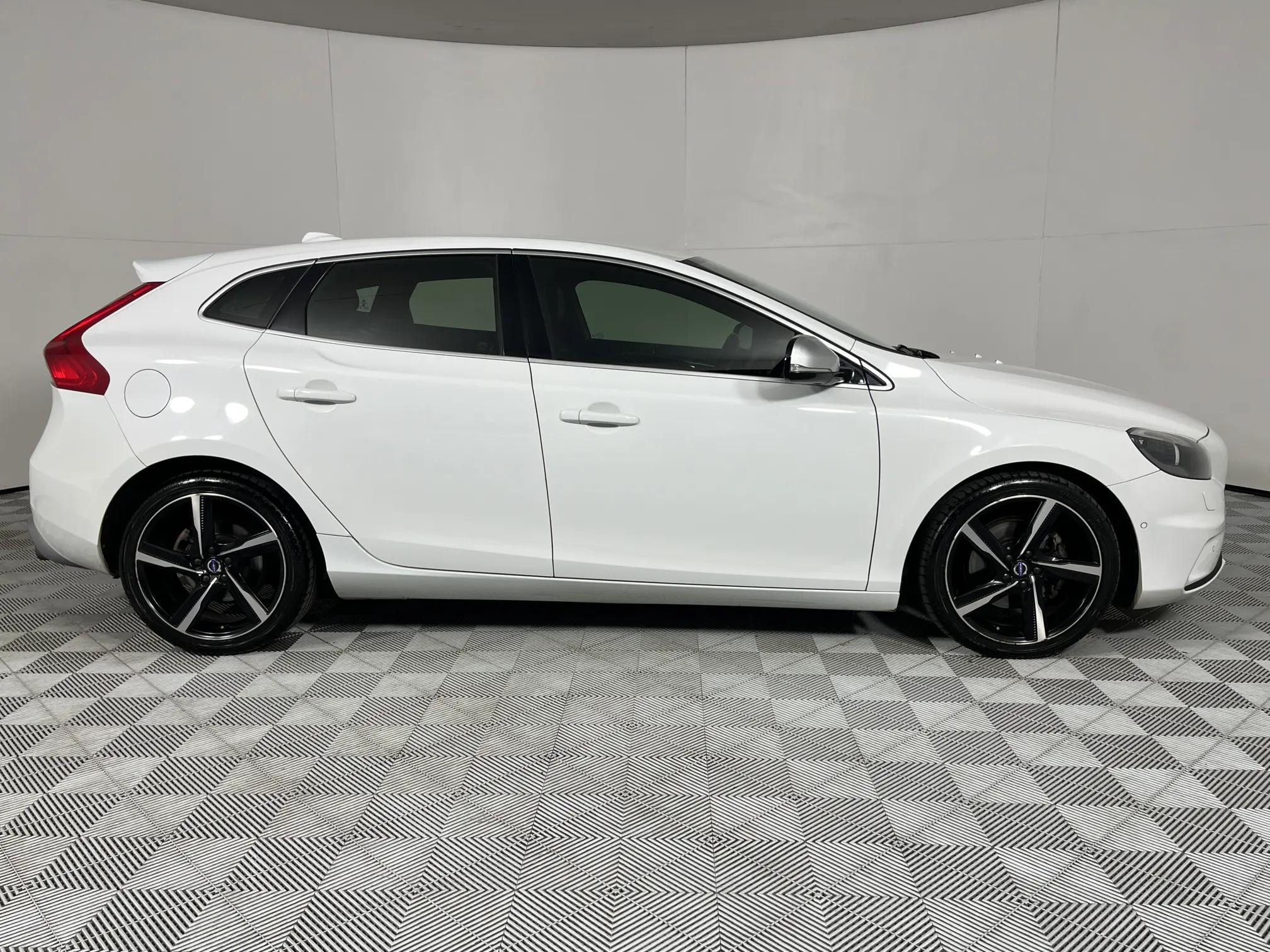 Volvo V40 T4 R-Design Powershift for sale - R 148 900 | Carfind.co.za
